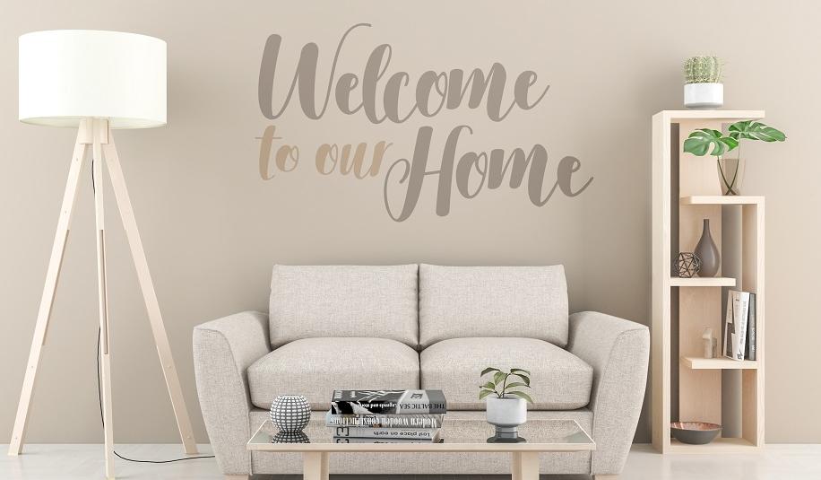 Do jakiego wystroju salonu pasują tapety z napisami?