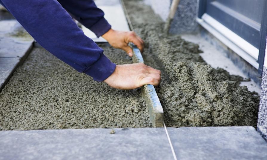 Czym się wyróżnia i jakie ma zastosowanie suchy beton