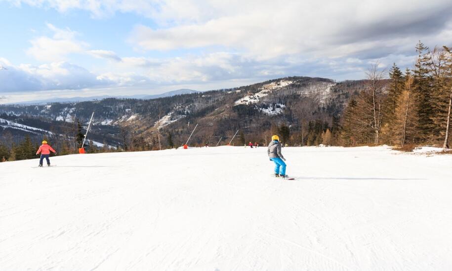 Białe szaleństwo w Szczyrku: zimowe atrakcje turystyczne i hotel