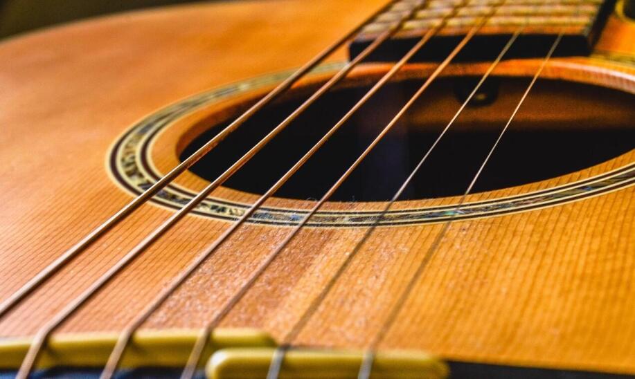 Brzmienie gitary – co trzeba wiedzieć o charakterystyce strun?