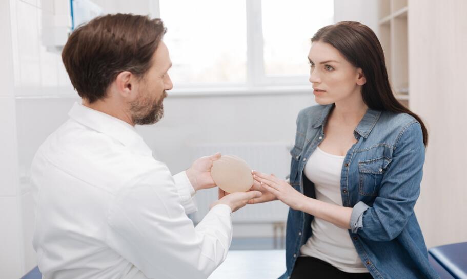 Operacja wszczepienia implantów piersi a podróże lotnicze