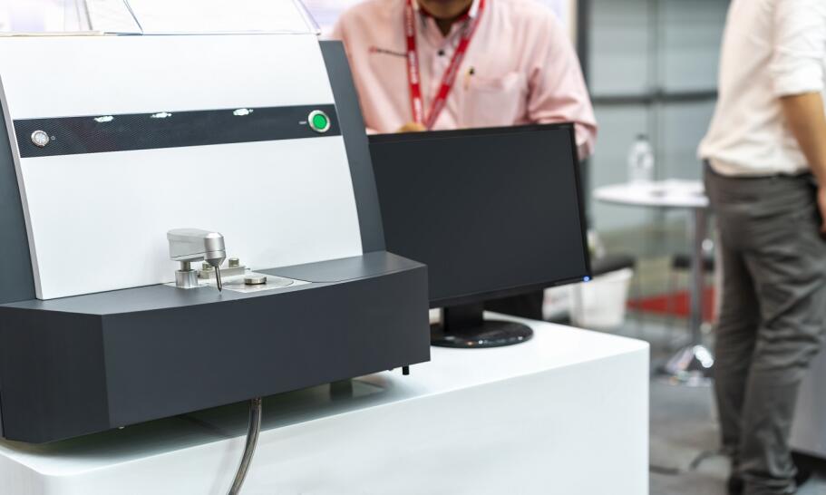 Nowoczesny spektrometr iskrowy do analiz różnych materiałów