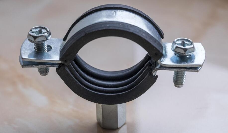 Charakterystyka i najważniejsze zalety stalowych obejm do rur