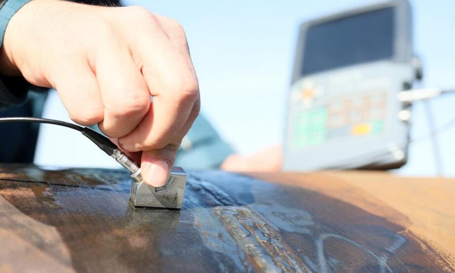 Czym jest ferryt i w jaki sposób wpływa on na właściwości metali?