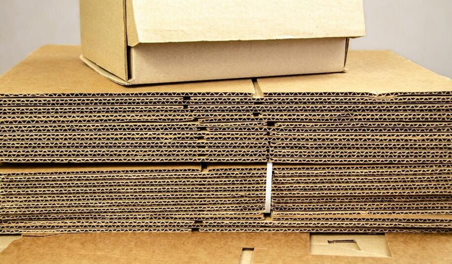 Jakie są właściwości kartonów z tektury falistej?