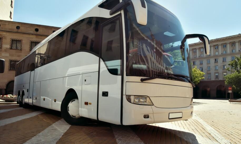 Jakie opcje wyposażenia oferuje Van Hool T916 Alicron dla wymagających ...
