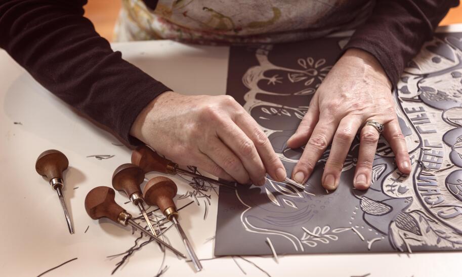Linoryt – czym jest i jak tworzyć grafikę artystyczną?